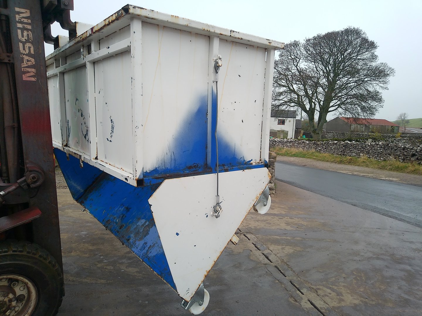 FORKLIFT - STEEL BOX WITH BOTTOM OPENING- ON WHEELS | For Sale | Fell ...