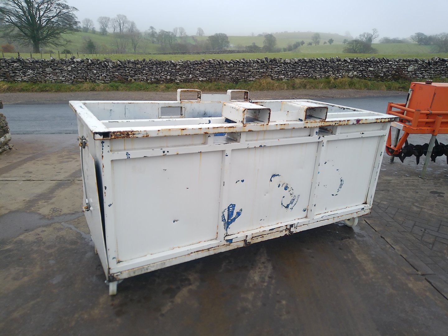 FORKLIFT - STEEL BOX WITH BOTTOM OPENING- ON WHEELS | For Sale | Fell ...